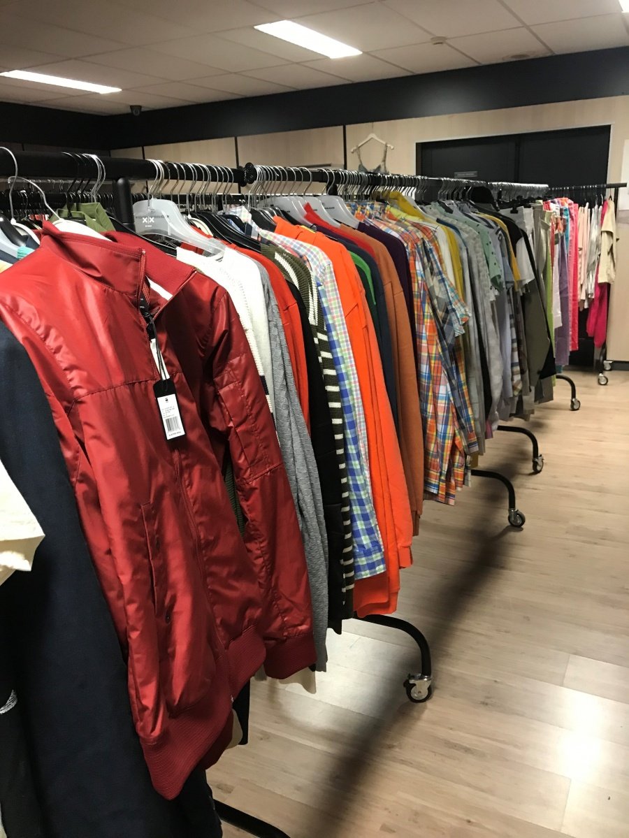 Stockverkoop merkkleding voor dames, heren en kinderen